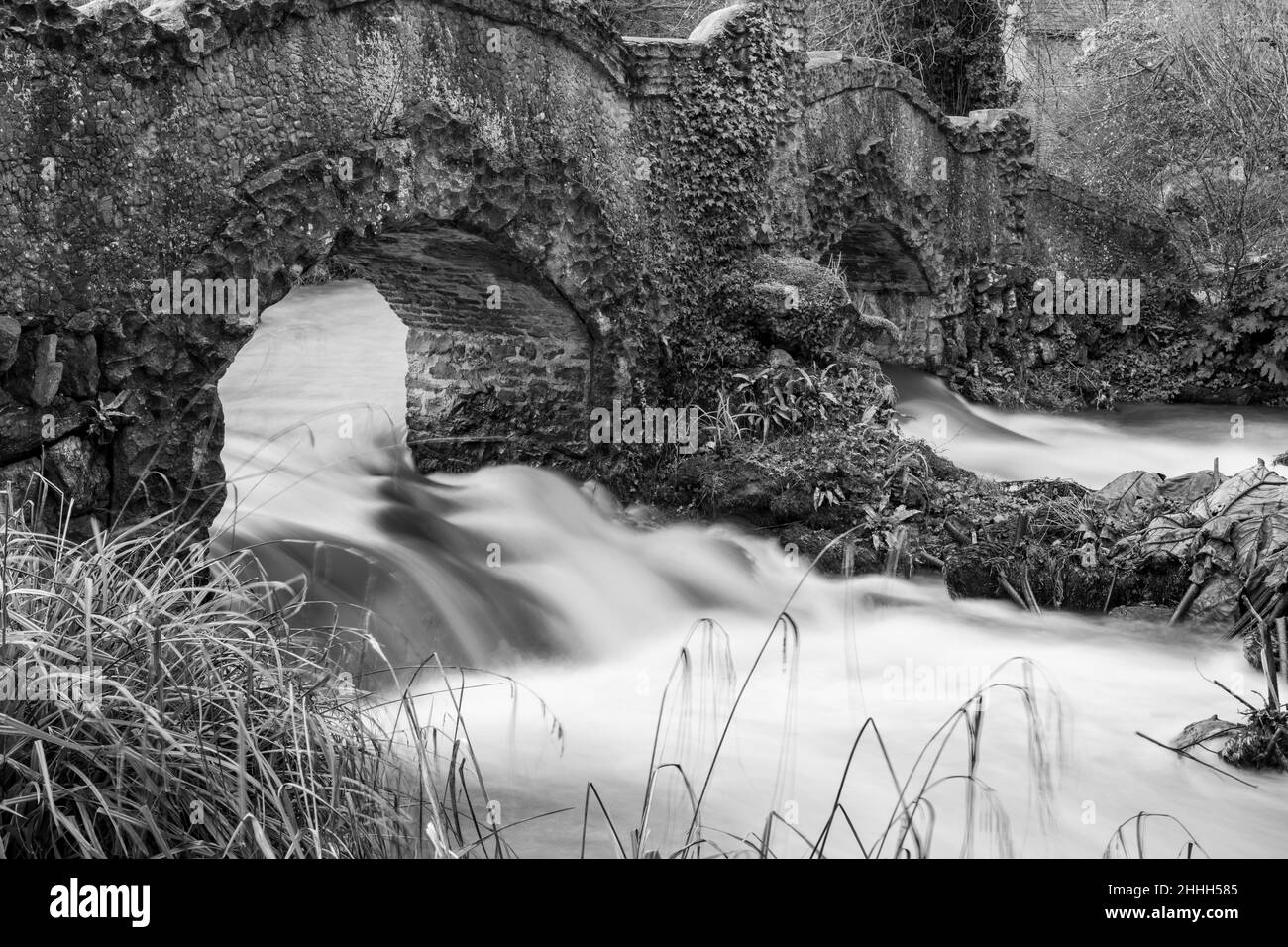 Long exposure of the river Avill flowing under Lovers bridge in the ...