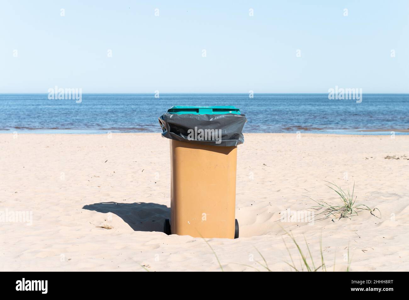 Recycle bin beach hi-res stock photography and images - Alamy