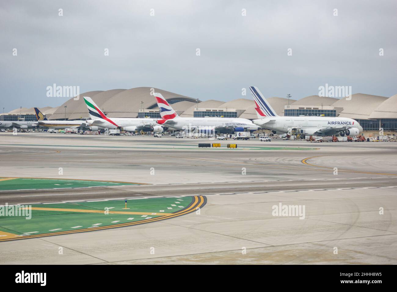 Building apron aircraft hi-res stock photography and images - Alamy