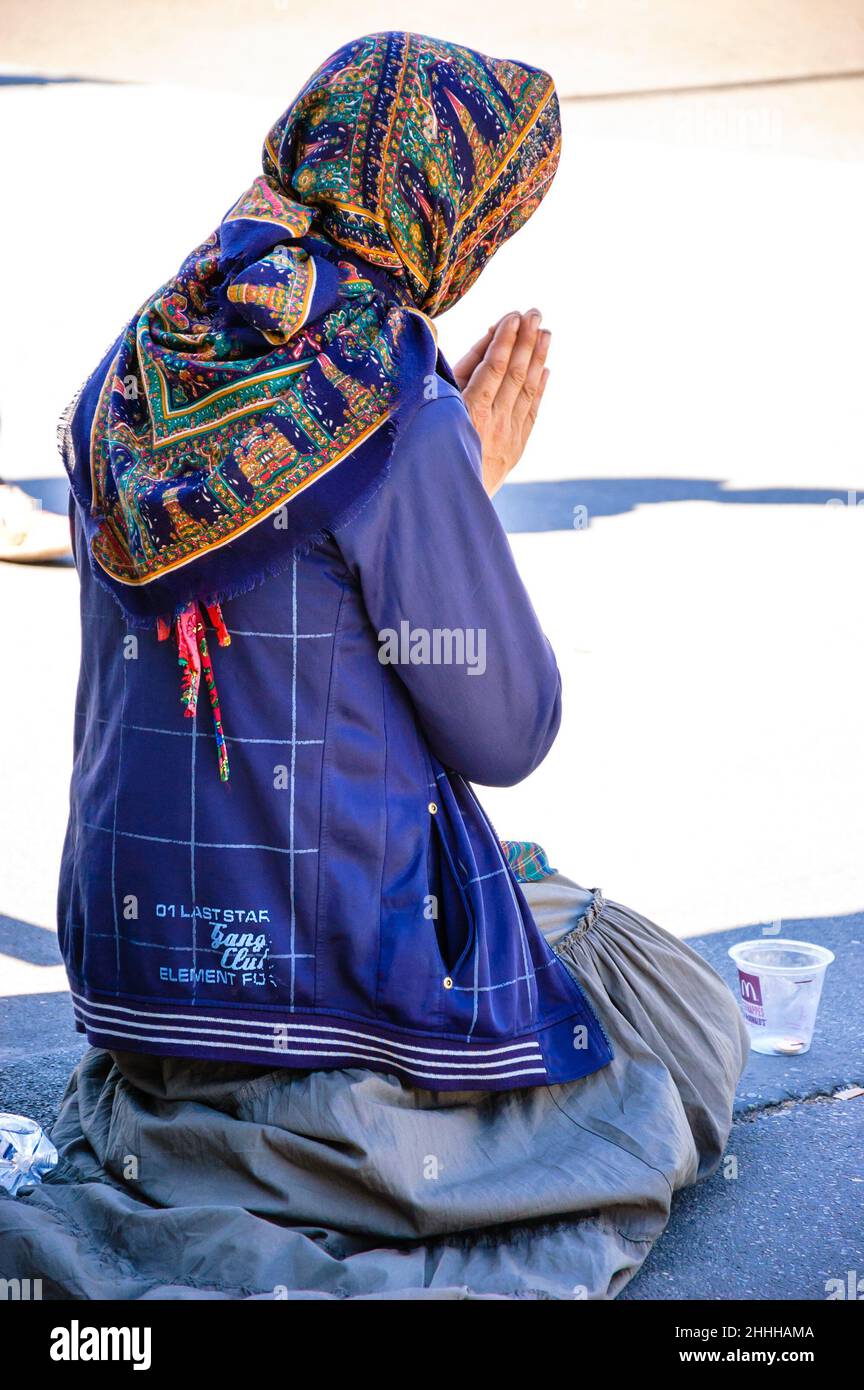 Dame kneeling hi-res stock photography and images - Alamy