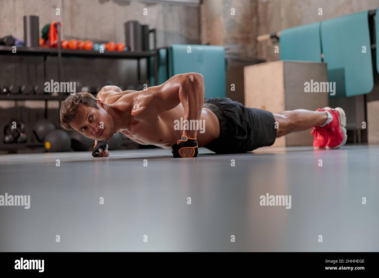 Strong physique hi-res stock photography and images - Alamy