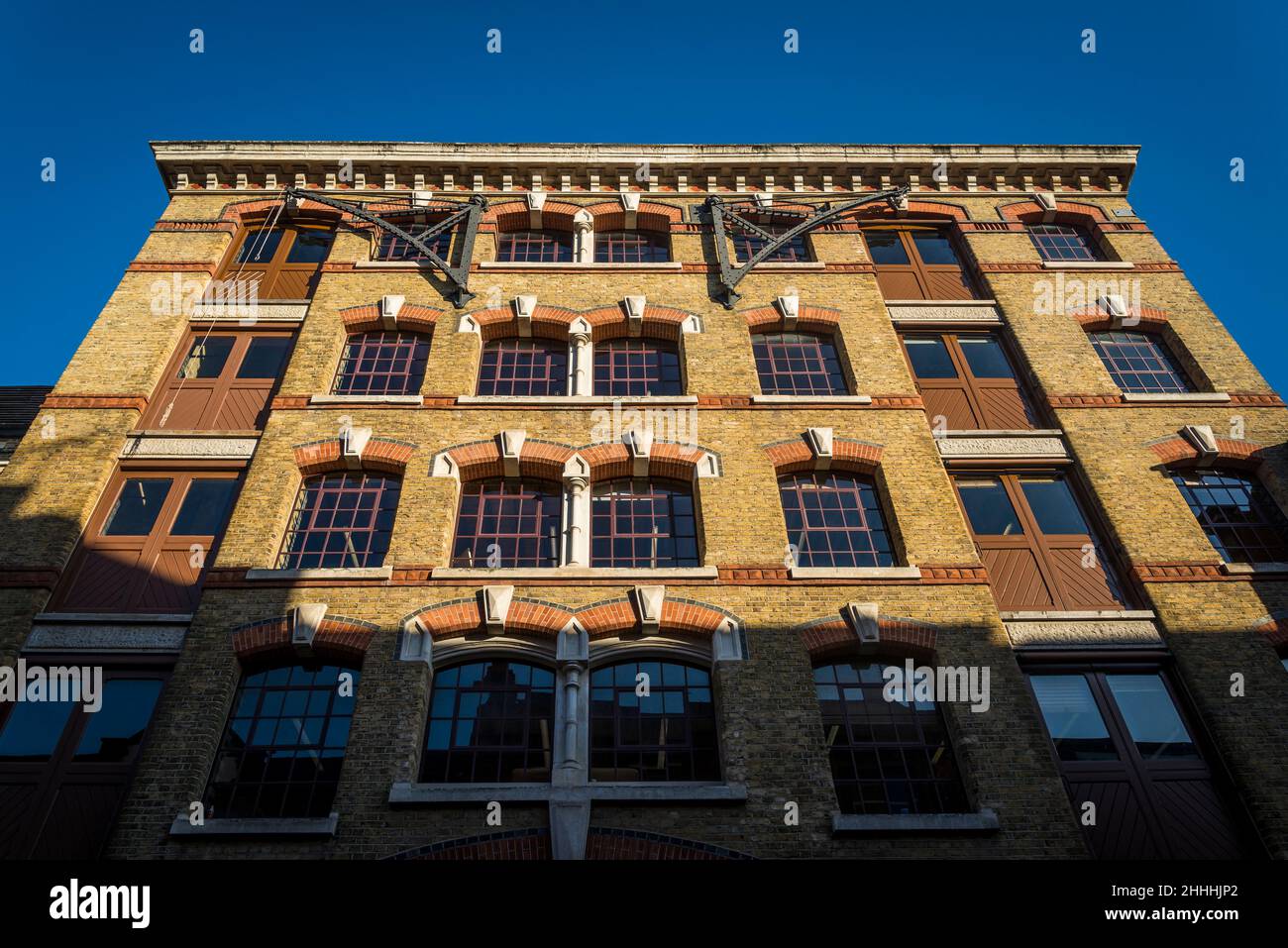 Old converted warehouse, Southwark, London, England, UK Stock Photo - Alamy