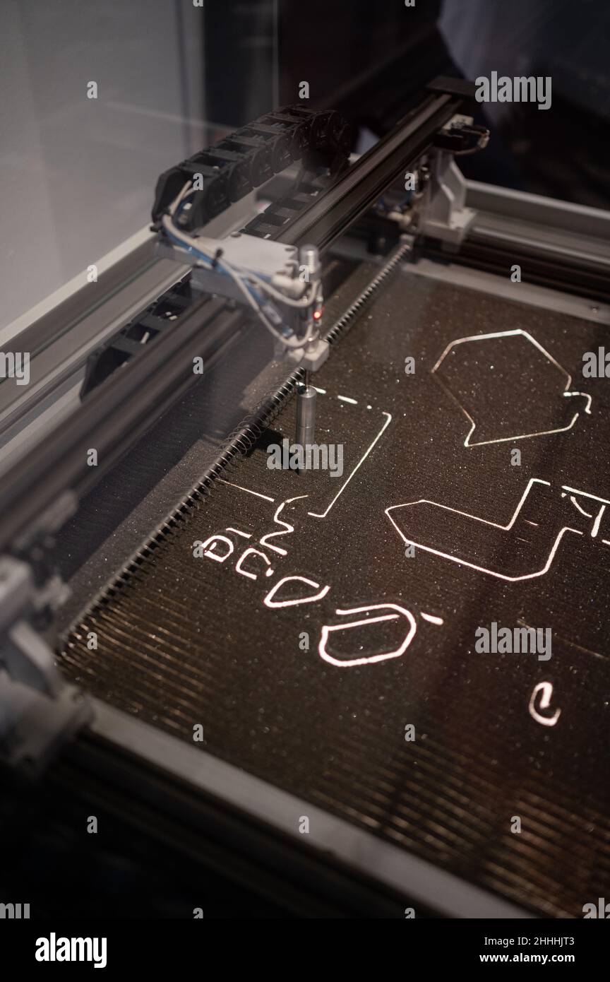 Machine for drawing and learning about dimensions and two-dimensional ...