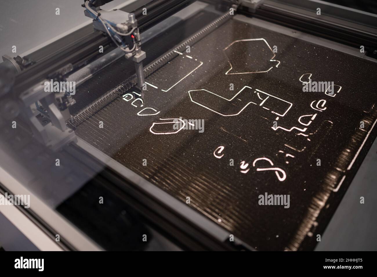 Machine for drawing and learning about dimensions and two-dimensional ...