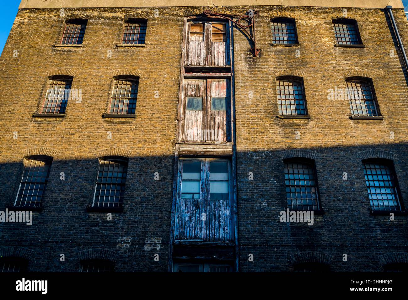 Old warehouse, Southwark, London, England, UK Stock Photo - Alamy