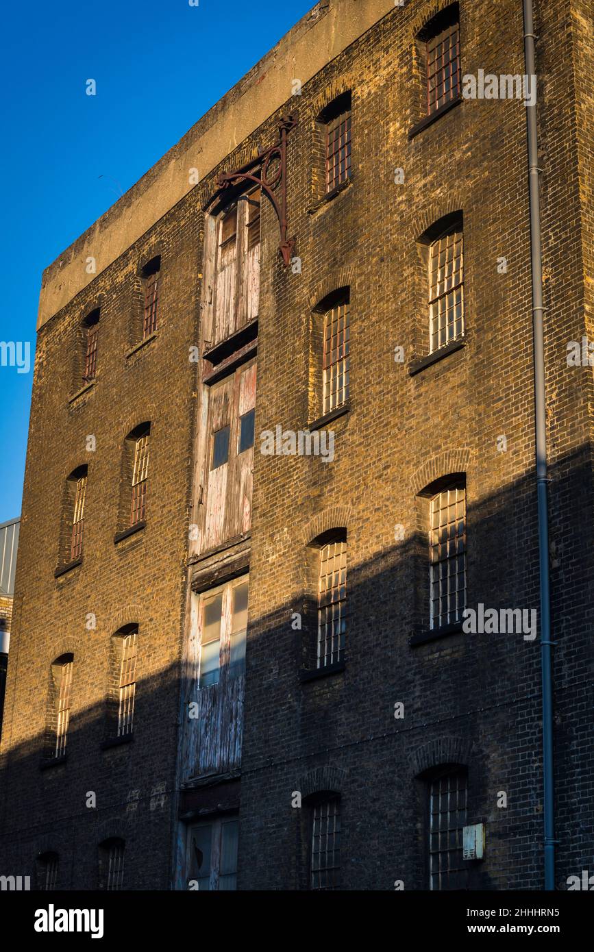Old warehouse, Southwark, London, England, UK Stock Photo - Alamy