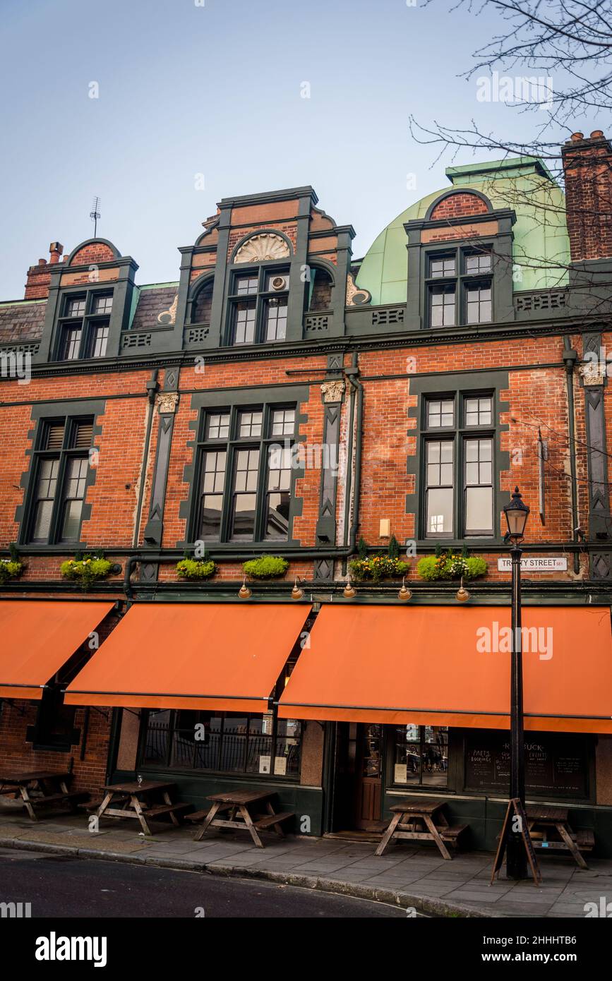 The Roebuck pub in a Victorian building, Southwark, London, England, UK ...