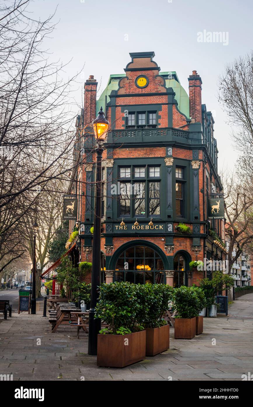 The Roebuck pub in a Victorian building, Southwark, London, England, UK ...
