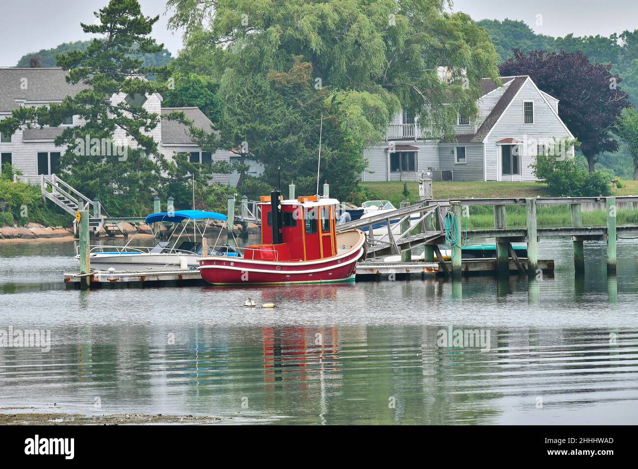 Red tug boat hi-res stock photography and images - Alamy