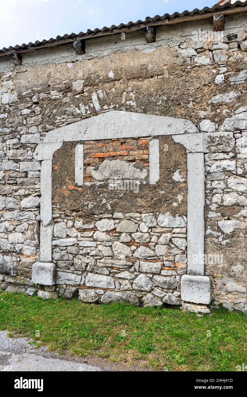 Traditional rustic entrance, big gates, in the Karst region in Slovenia ...