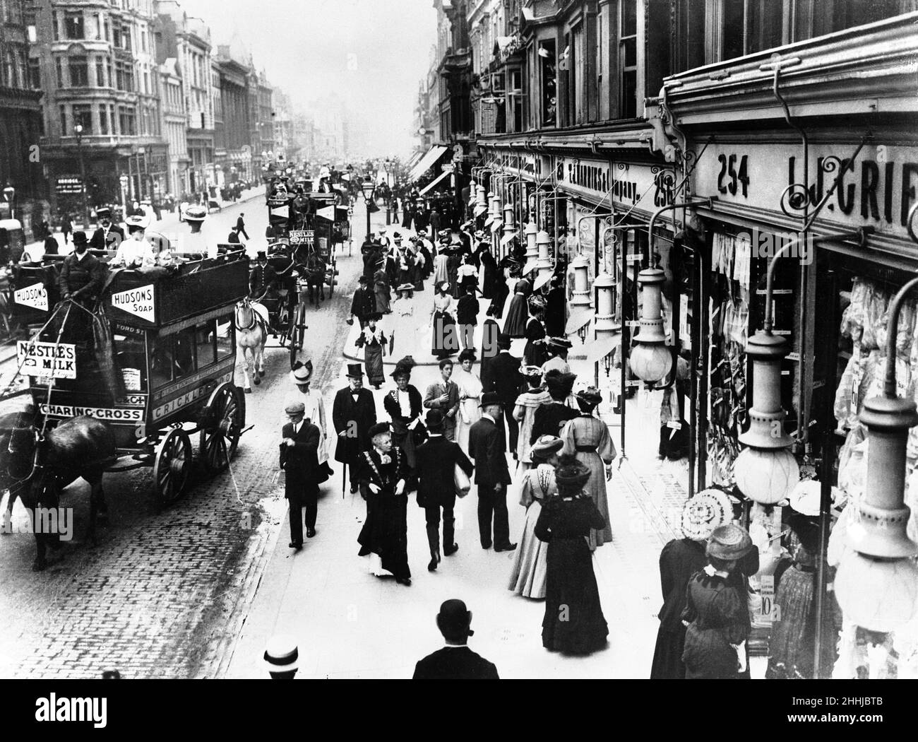 Busy scene in Oxford Street, central London, taken in 1909 Stock Photo ...