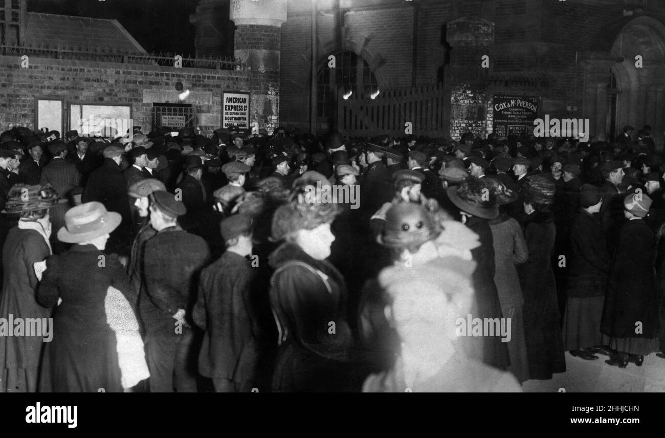 Titanic disaster. People waiting for news at Southampton.18th April ...