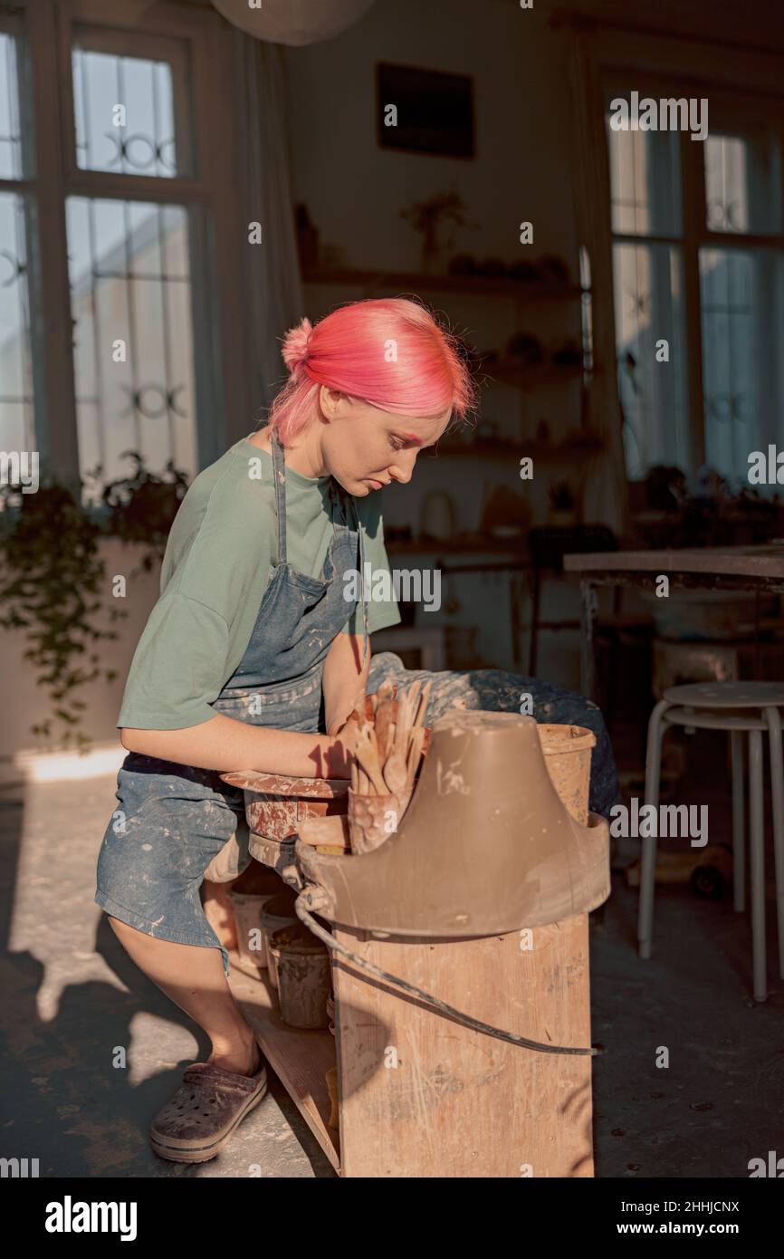 Woman sculptor shaping clay hi-res stock photography and images - Alamy
