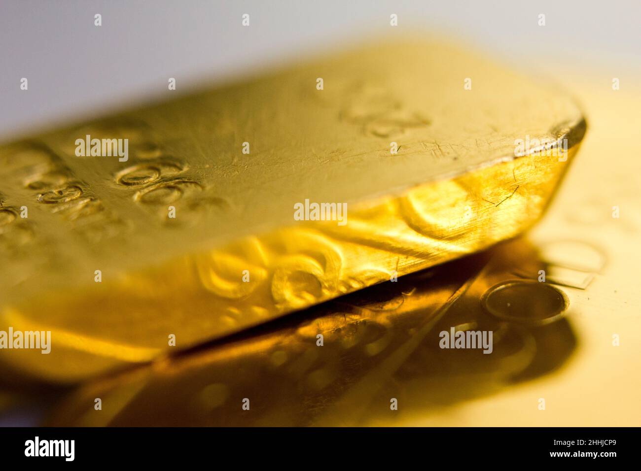 Close-up of gold-ingots at a white background Stock Photo - Alamy