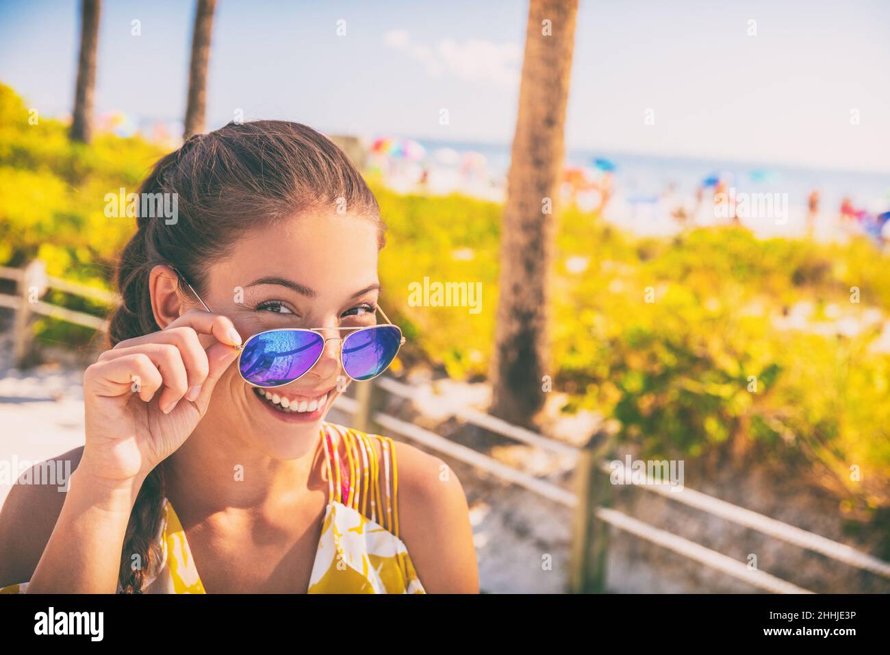 Girl wearing aviator sunglasses hi-res stock photography and images - Alamy