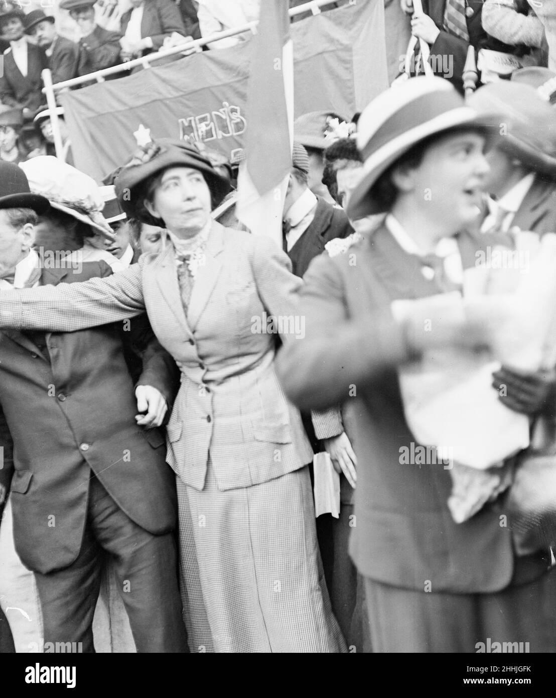 Emmeline pankhurst speech 1913 Black and White Stock Photos & Images ...