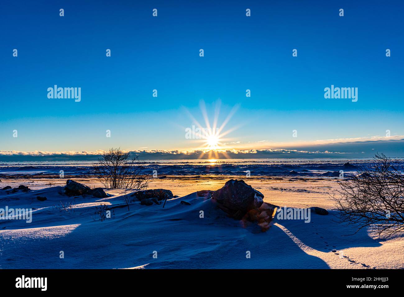 Iced rocks coast sea hi-res stock photography and images - Alamy