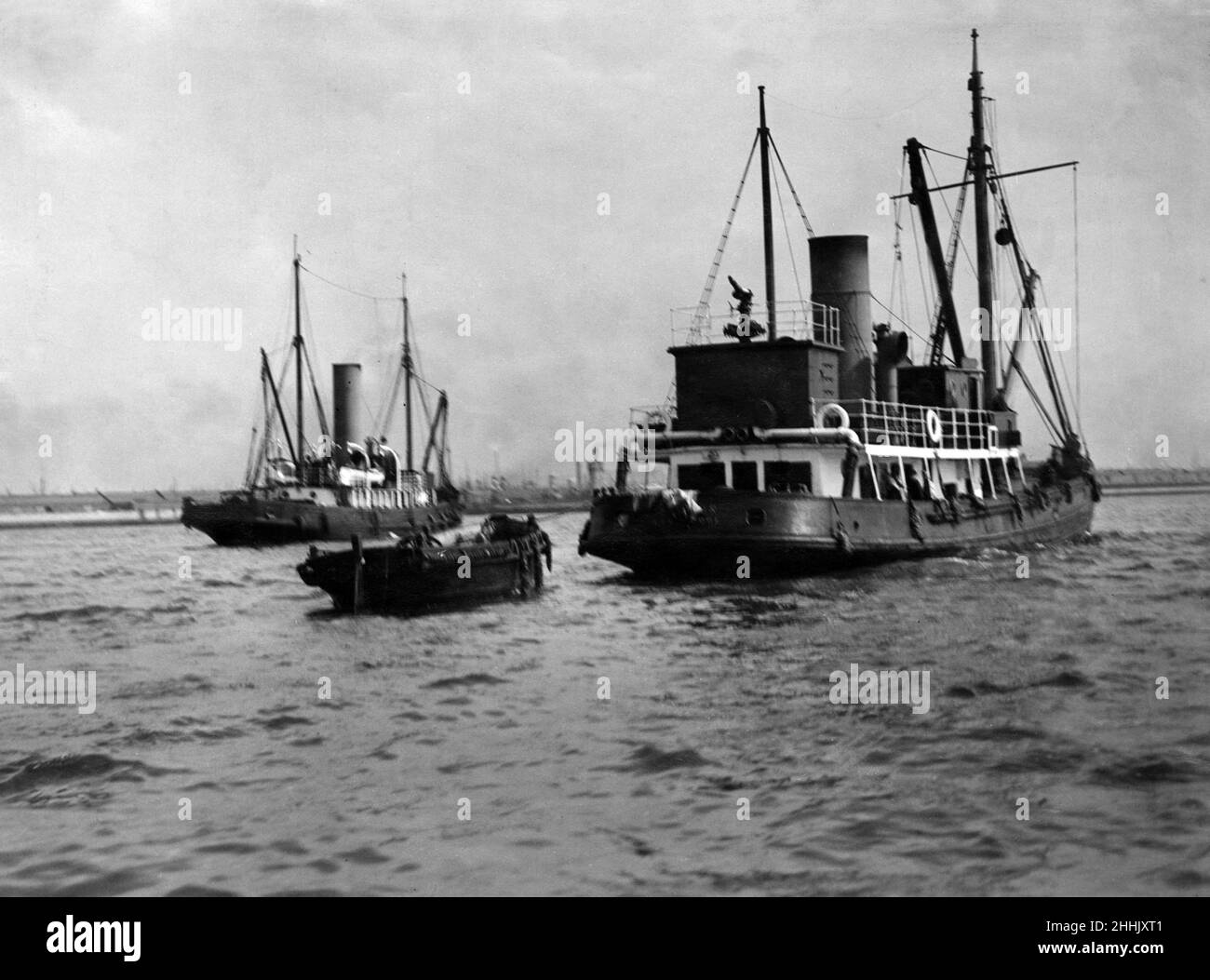 Fire brigade boats hi-res stock photography and images - Alamy