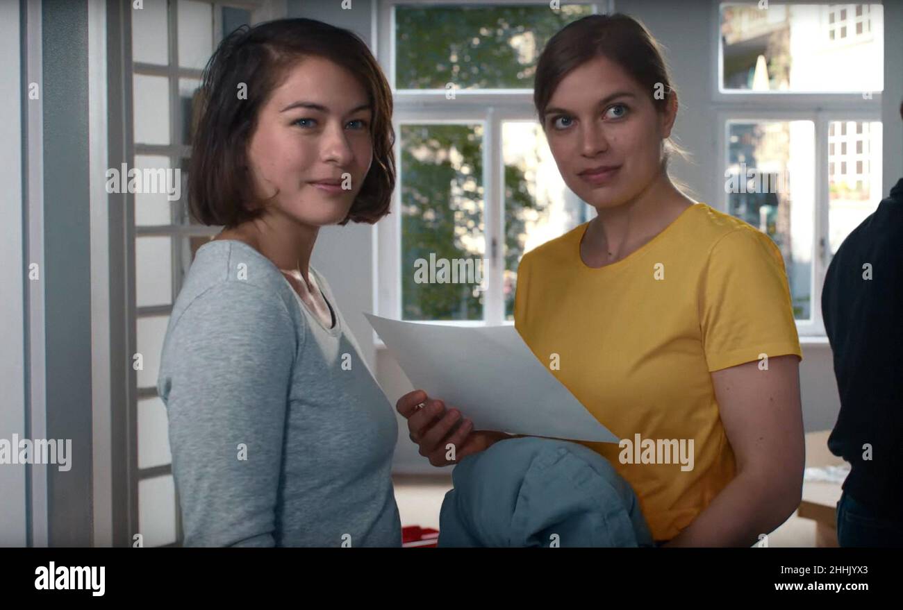 THE GIRL AND THE SPIDER, (aka DAS MADCHEN UND DIE SPINNE), from left ...