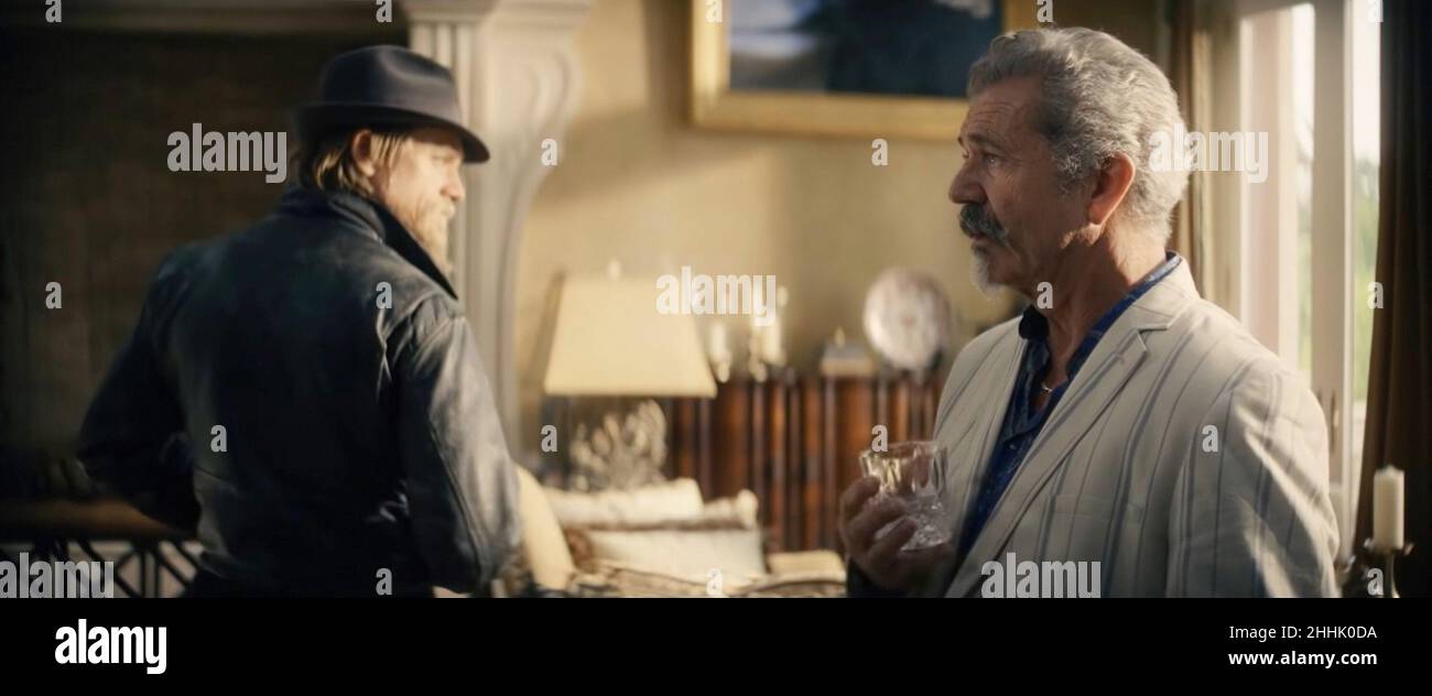 LAST LOOKS, from left: Charlie Hunnam, Mel Gibson, 2021. © RLJE Films ...