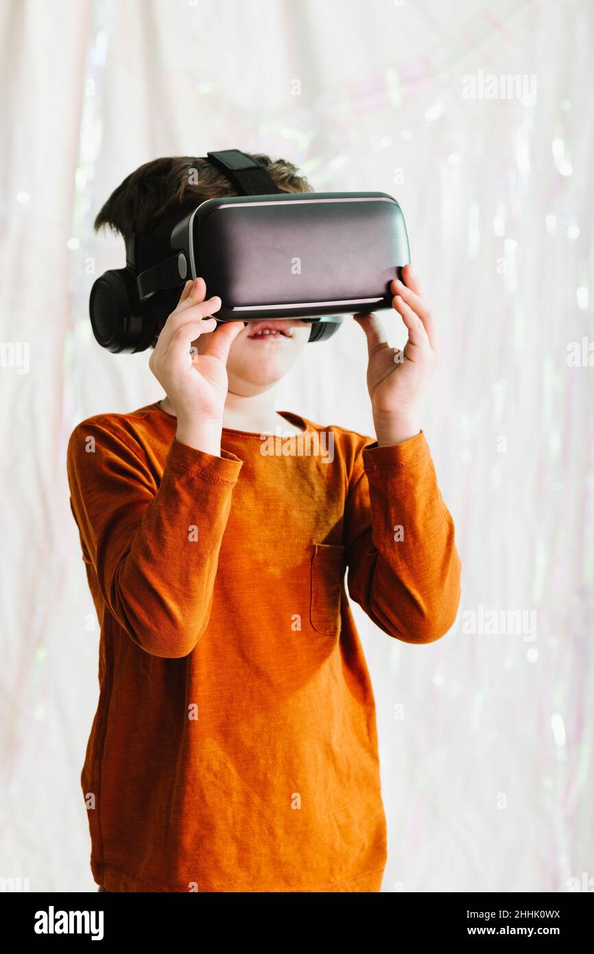 Child and virtual reality hi-res stock photography and images - Alamy
