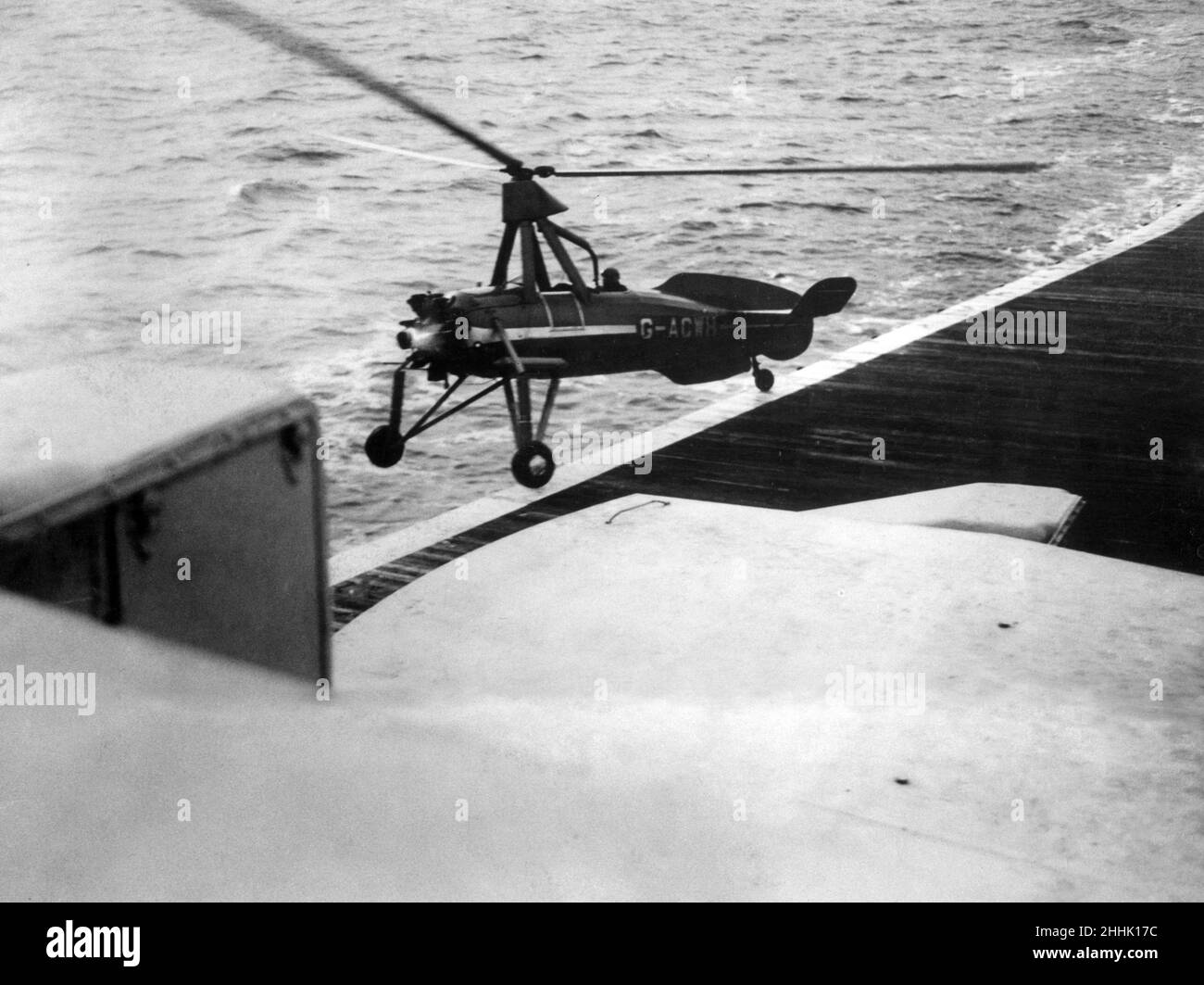 Aviation, Autogiro. The take-off, made diagonally so as to avoid the ...