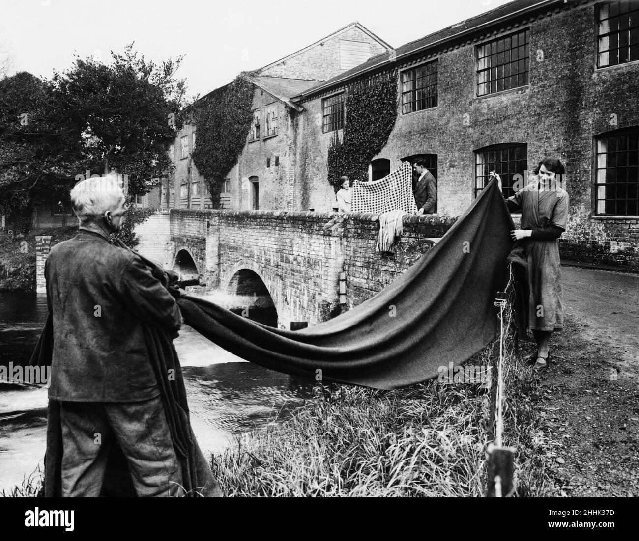 Hampshire wool. 300 year old sailcloth mill at Fordingbridge, on the ...