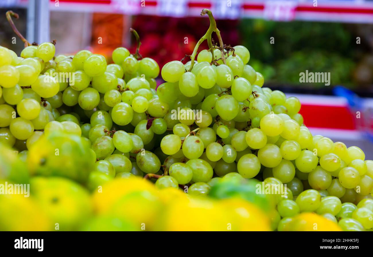 Bunches of kish-mish grapes in the store Stock Photo - Alamy