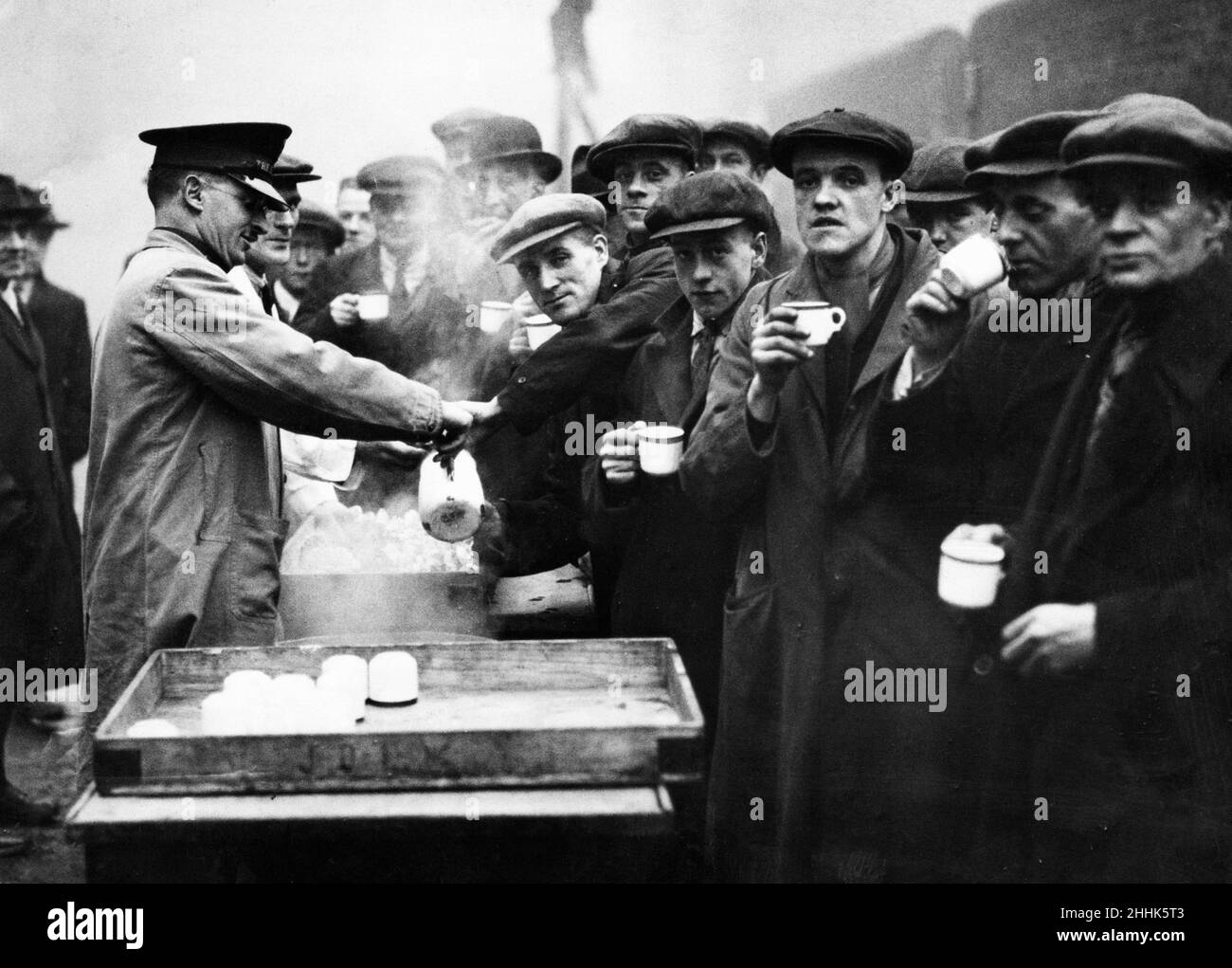 Unemployed men hi-res stock photography and images - Alamy