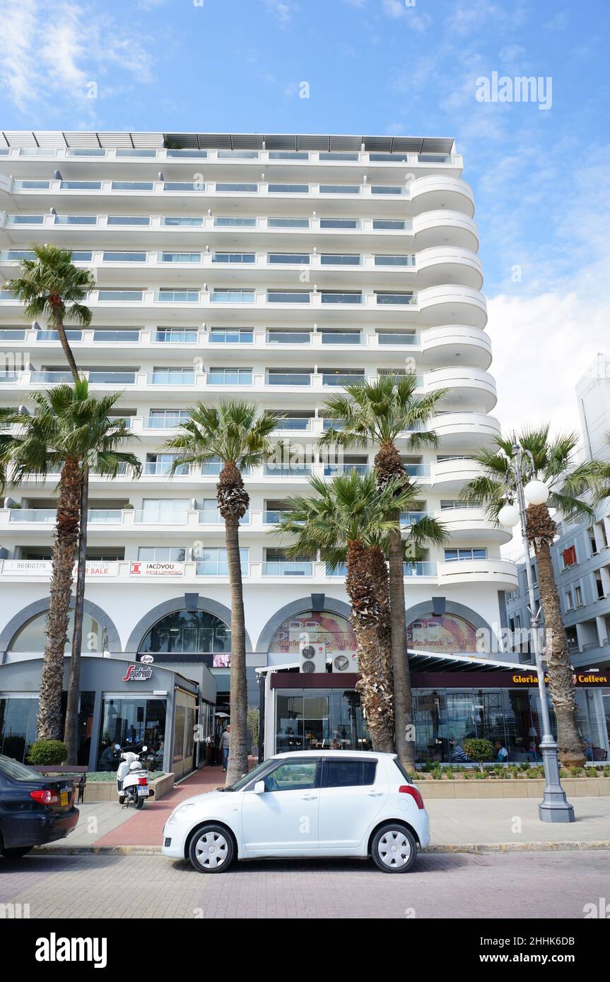 White hotel building hi-res stock photography and images - Alamy