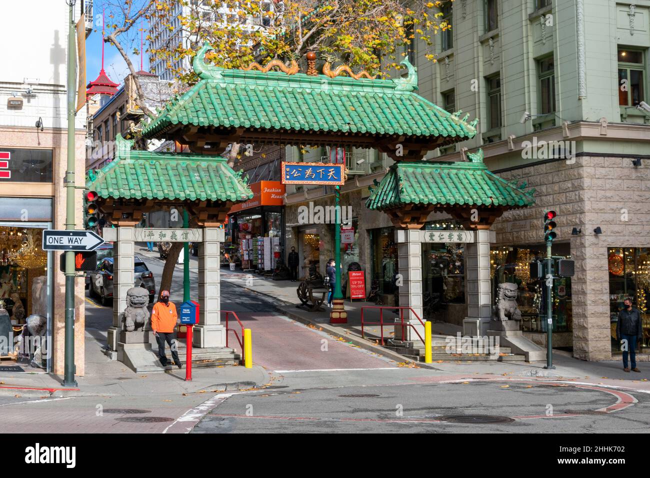 Dragon Gate marking a southern entrance to San Francisco Chinatown ...