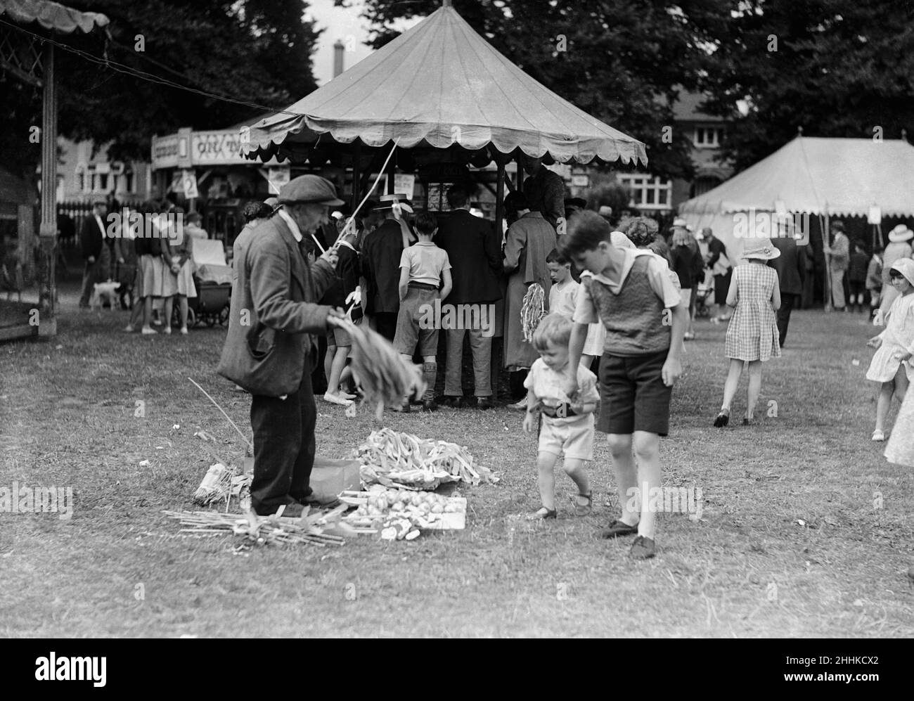 Crowds enjoying the Tolworth Fun Fair in 1934 Stock Photo - Alamy