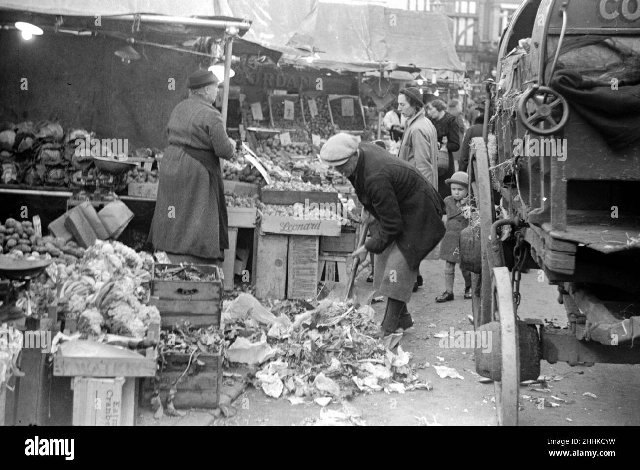 Street market circa 1930s hi-res stock photography and images - Alamy