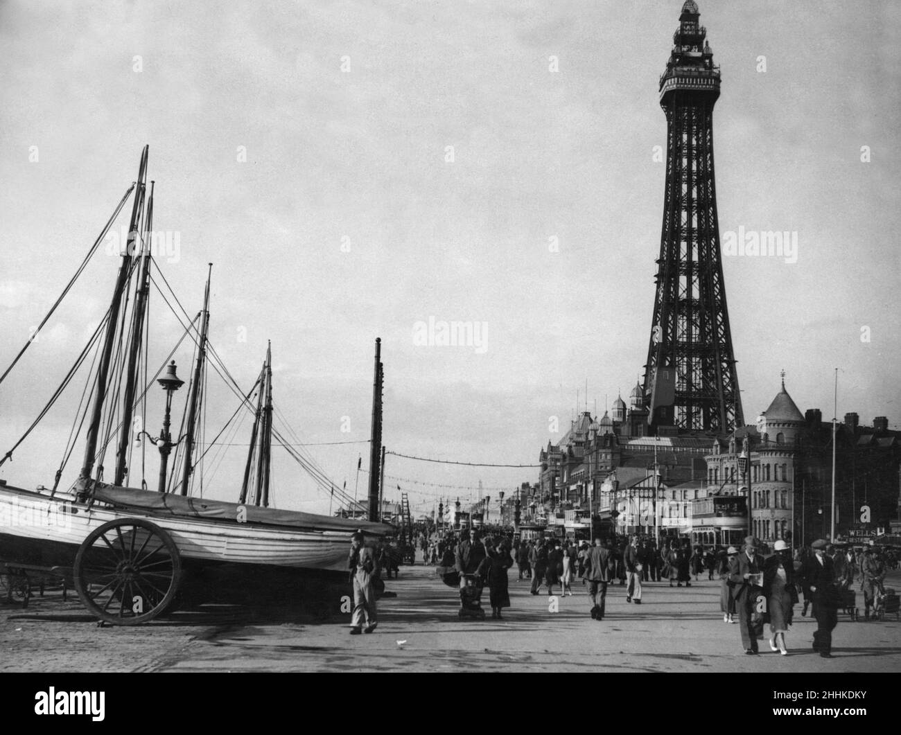 Blackpool promenade 1930s hi-res stock photography and images - Alamy