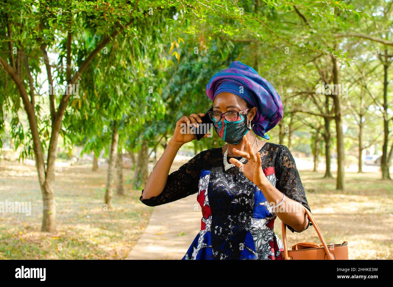 beautiful african woman feeling outdoor making calls Stock Photo - Alamy