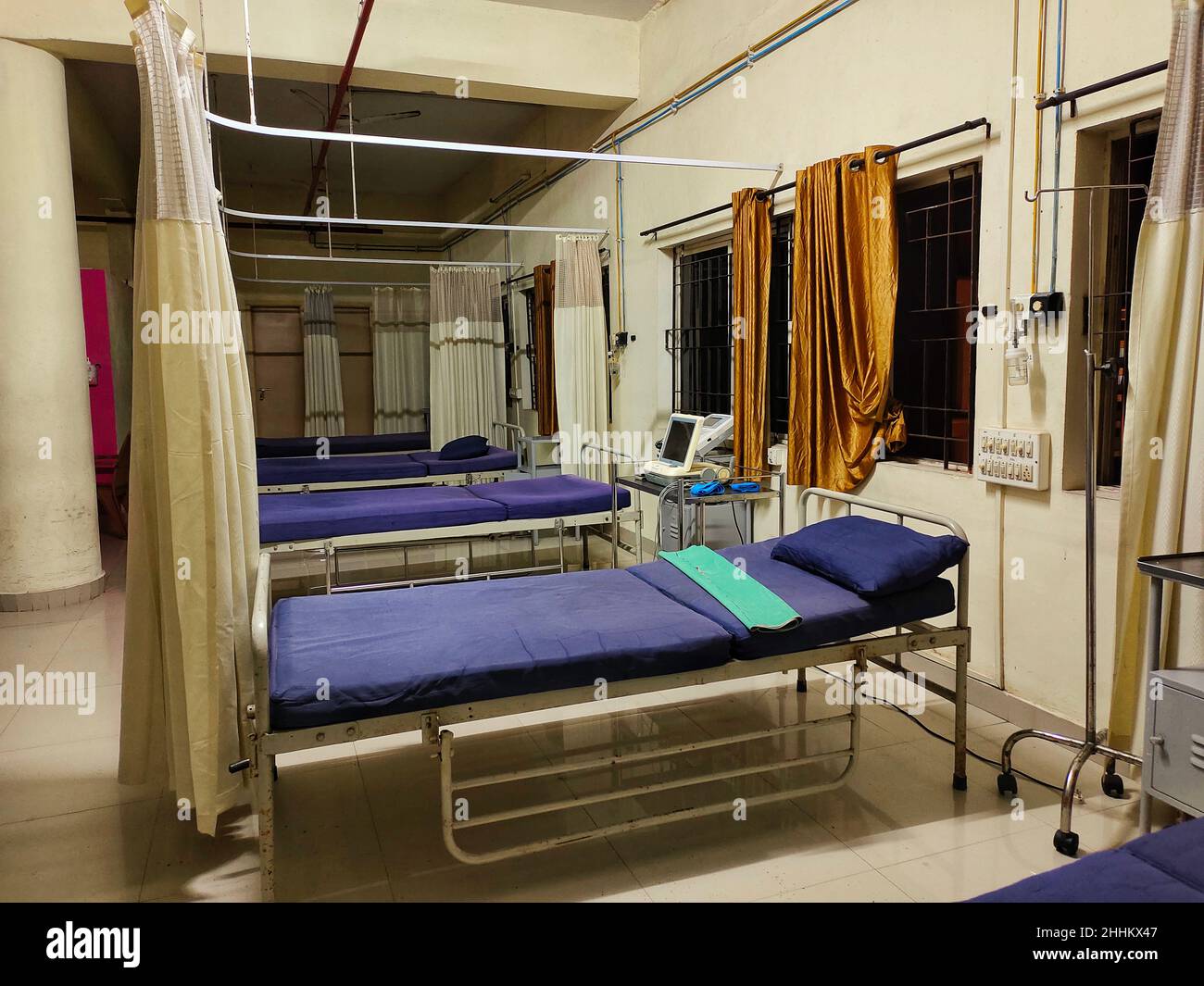 Empty hospital bed night hi-res stock photography and images - Alamy