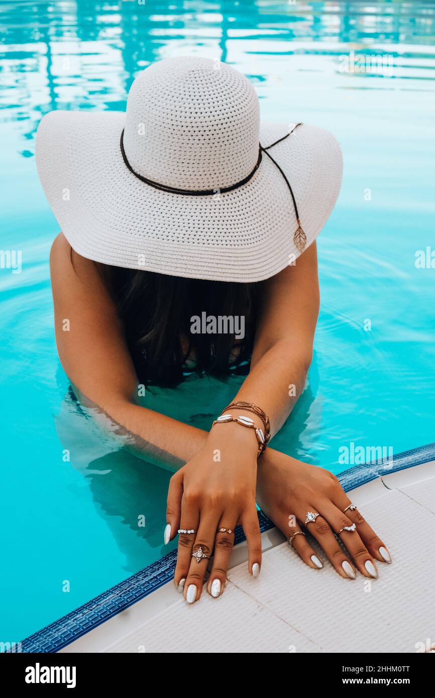 People sitting around pool hi-res stock photography and images - Alamy