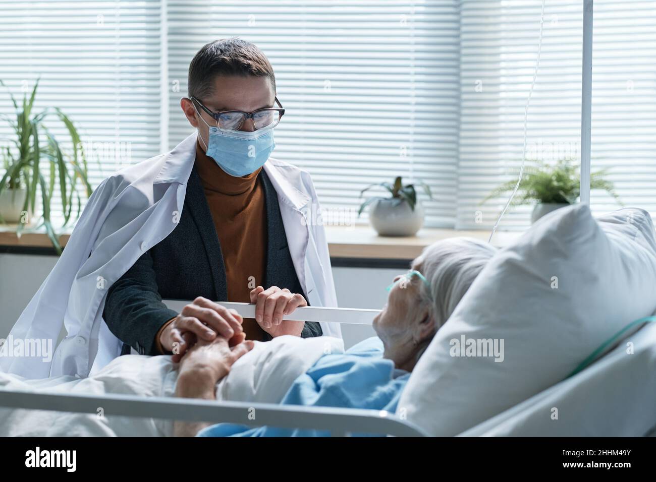 Visiting the sick hi-res stock photography and images - Alamy