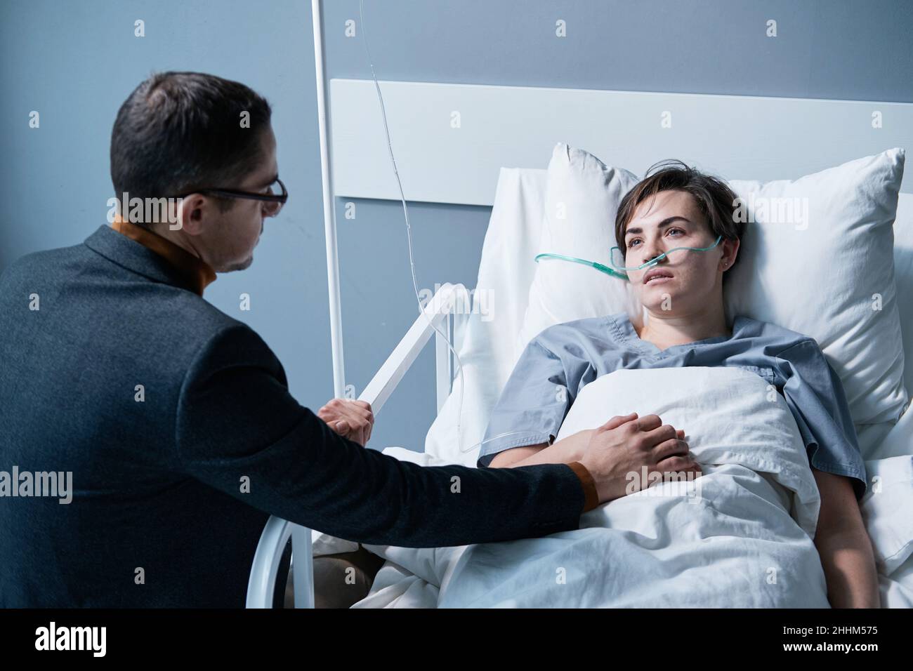 Back view patient man hospital bed hi-res stock photography and images ...