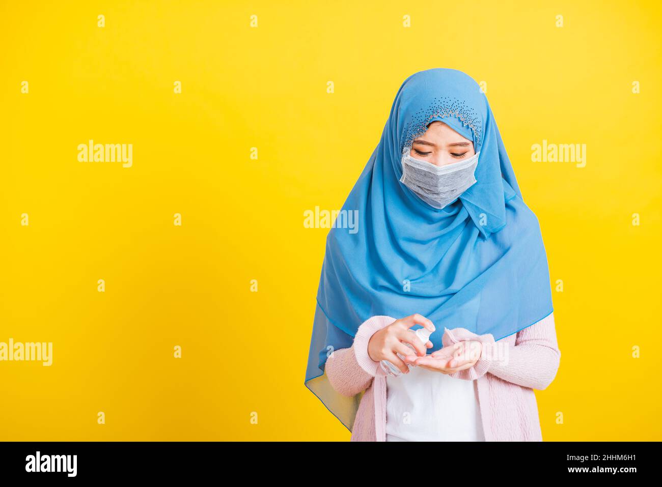 Asian Muslim Arab, Portrait of happy beautiful young woman Islam ...