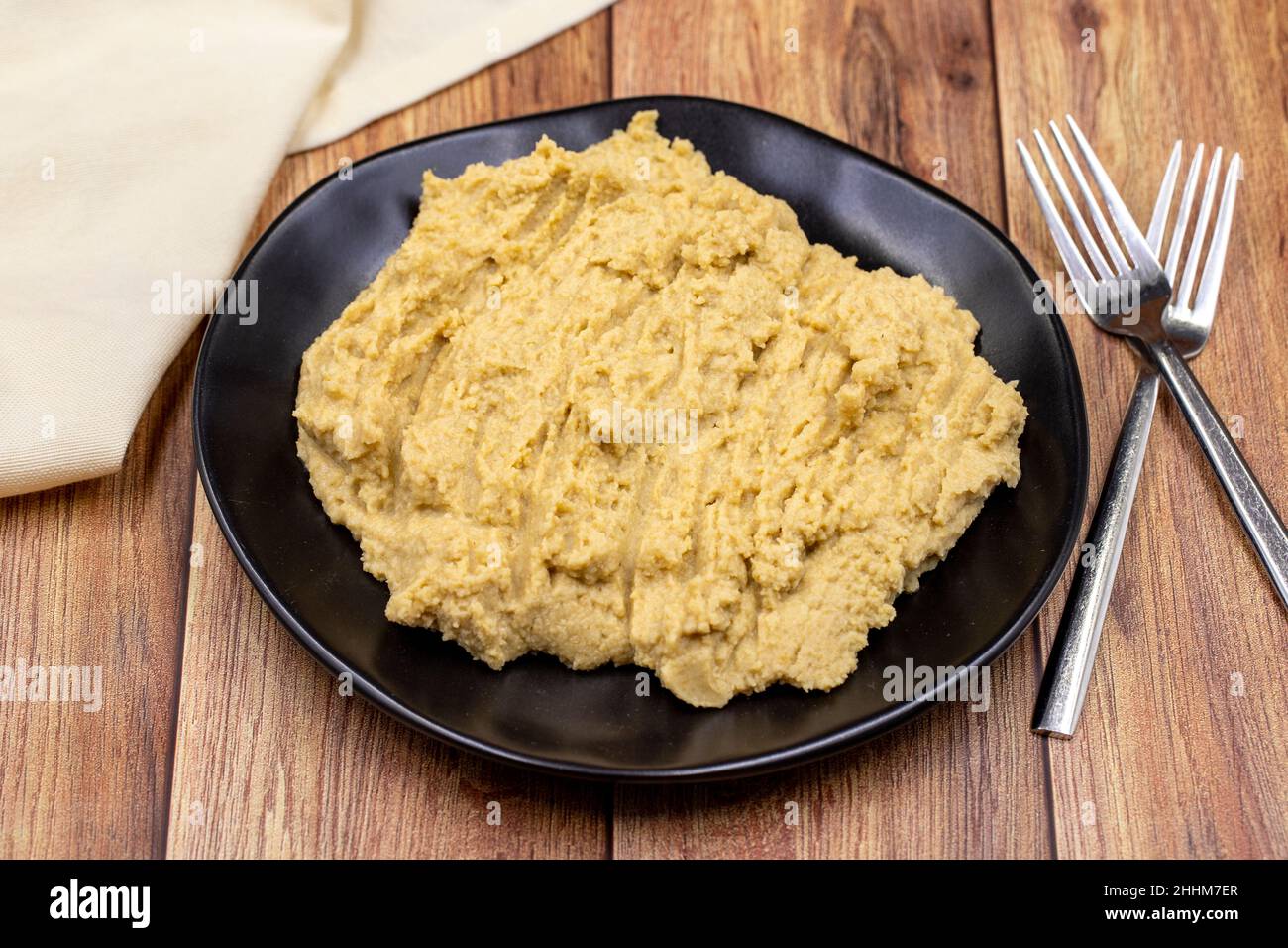 Hummus in a ceramic plate. Dishes of chickpeas, a vegetarian dish Stock ...
