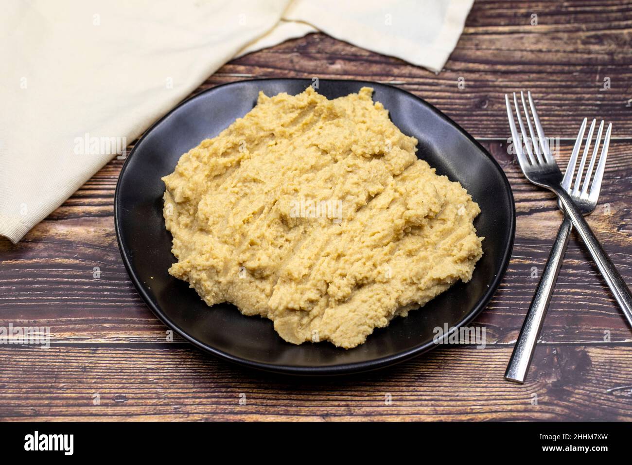 Hummus in a ceramic plate. Dishes of chickpeas, a vegetarian dish Stock ...