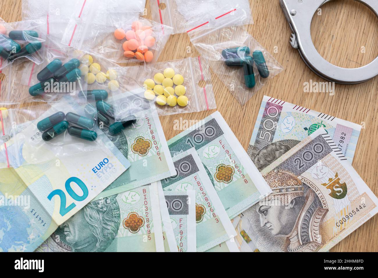 Pills money drug trafficking hi-res stock photography and images - Alamy