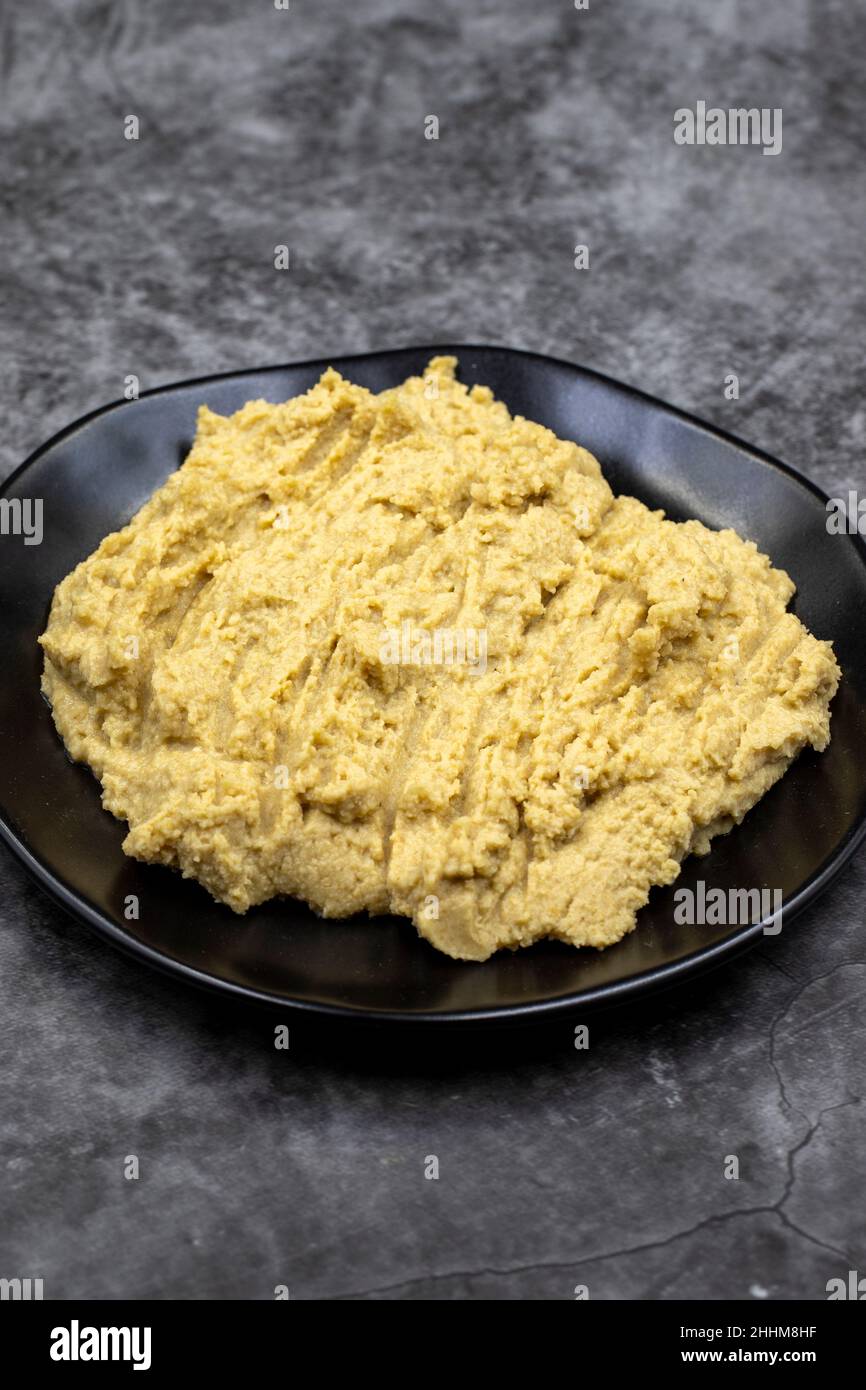 Hummus in a ceramic plate. Dishes of chickpeas, a vegetarian dish Stock ...