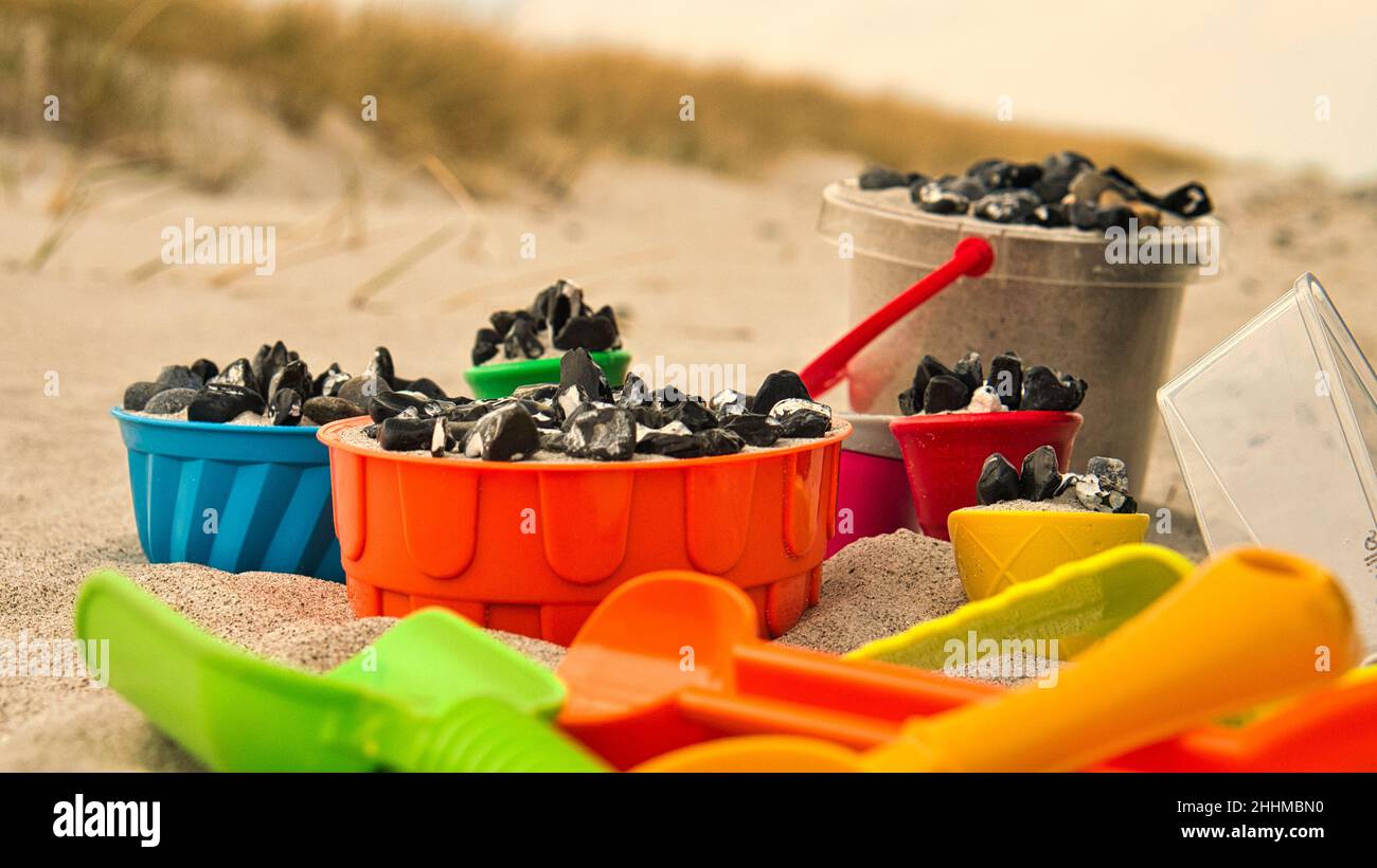 Kids digging at the beach hi-res stock photography and images - Alamy