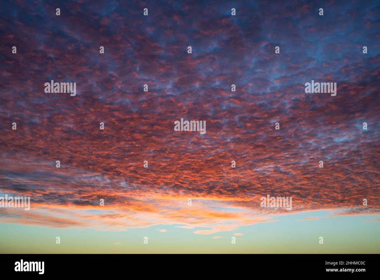 Winter red sky just before sunrise in the cotswold countryside ...