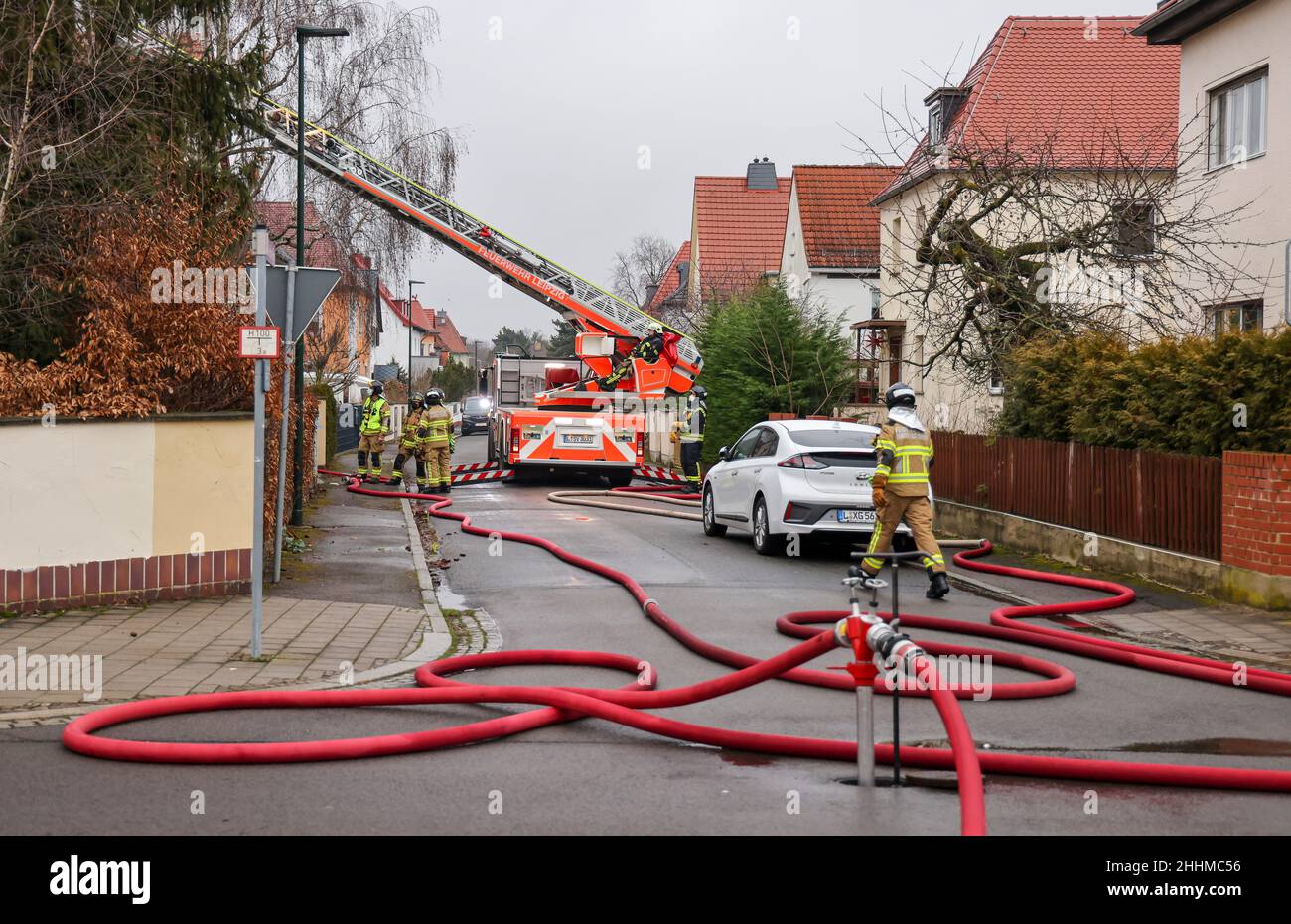 Markkleeberg, Germany. 25th Jan, 2022. Using a turntable ladder, the ...