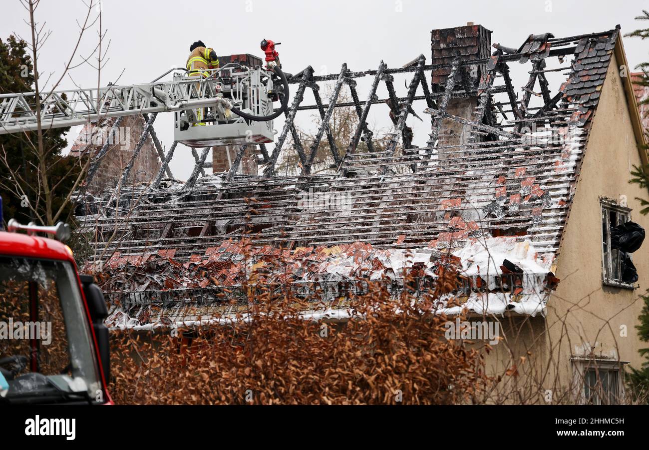 Markkleeberg, Germany. 25th Jan, 2022. From an aerial ladder, a ...