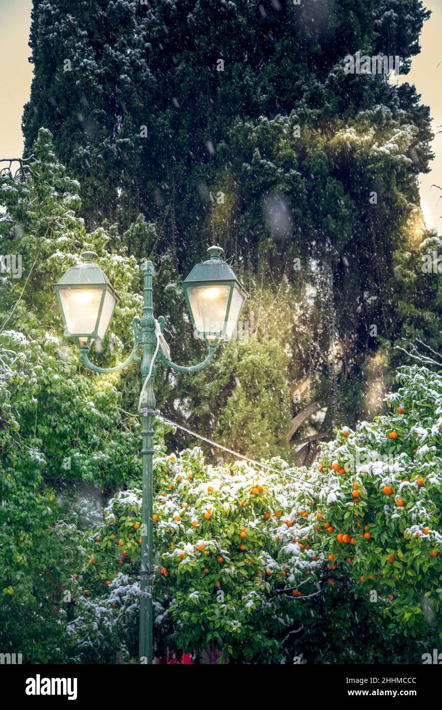 Lamp post snow hi-res stock photography and images - Alamy