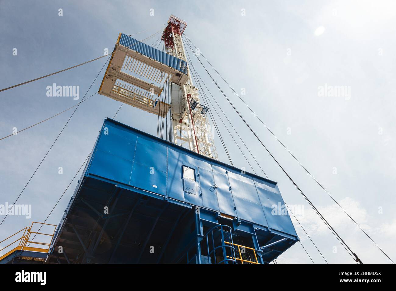 Mobile drilling rig close-up. Drilling and servicing oil and gas wells ...